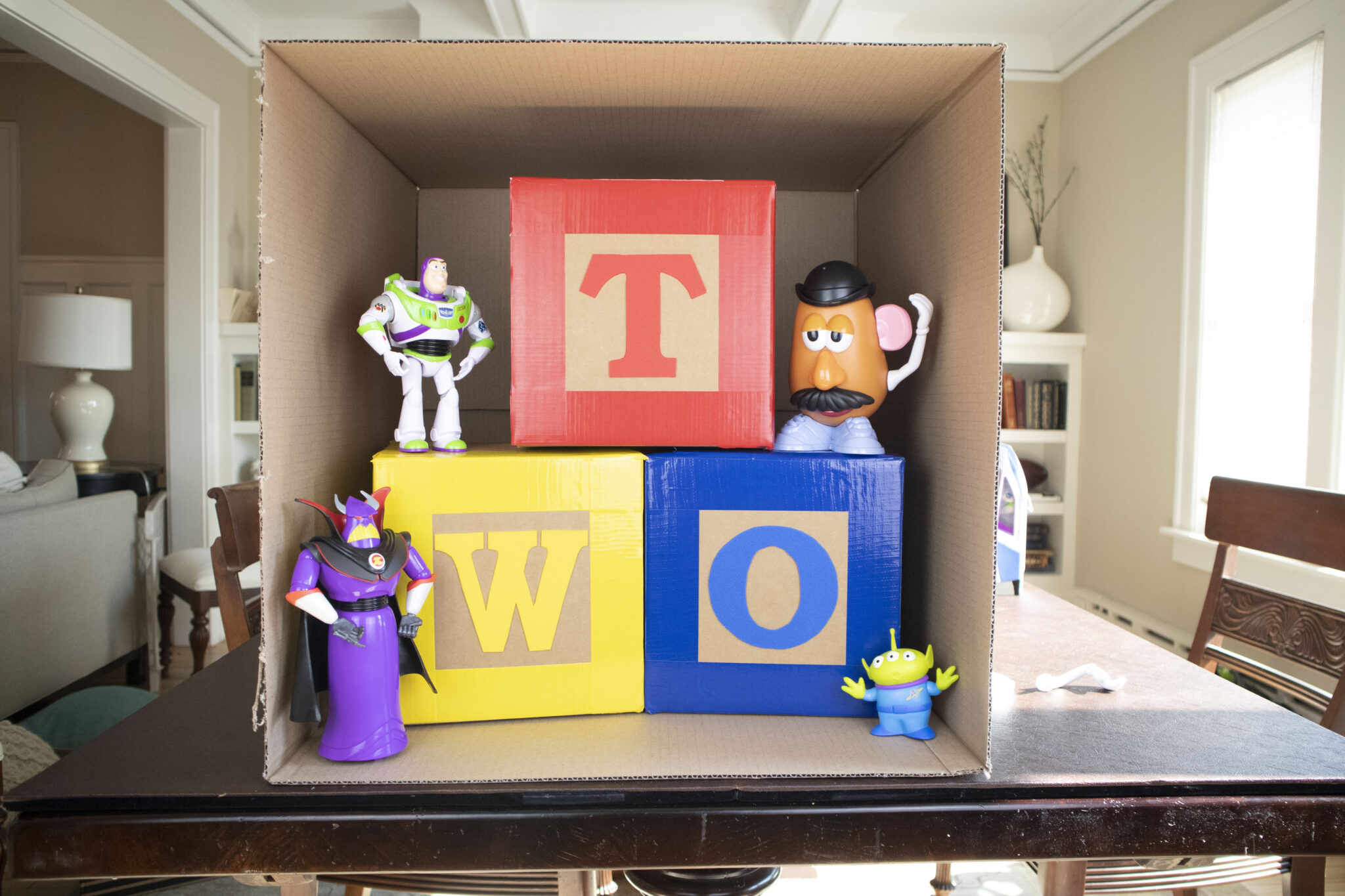 How to create this fun Toy story birthday box photoshoot