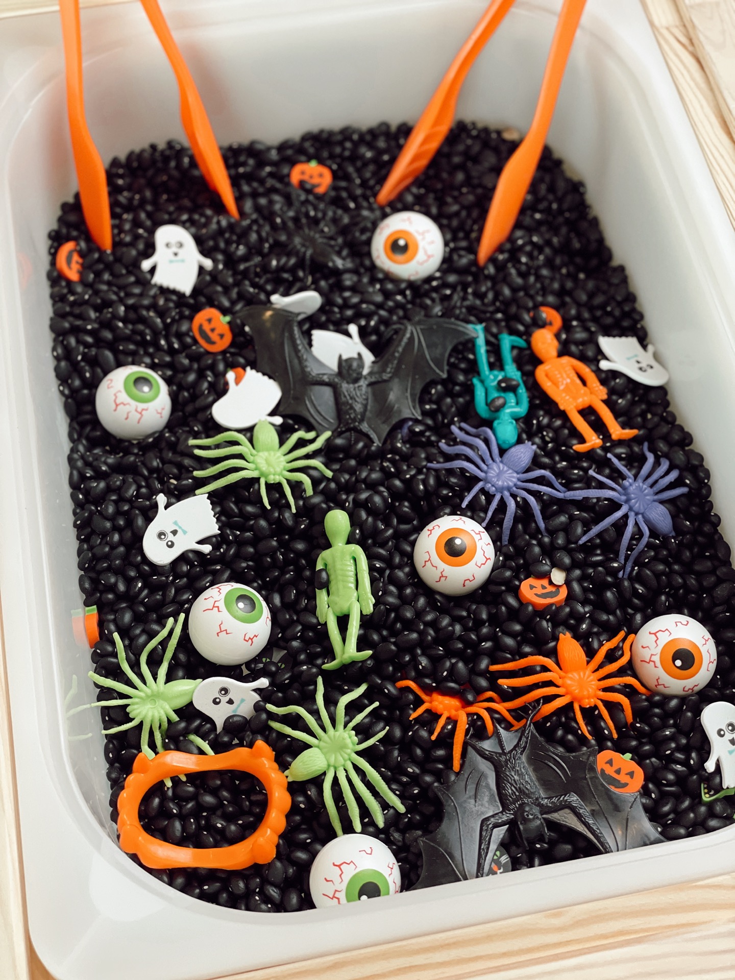 How to make a counting Halloween sensory bin - Coco's Caravan